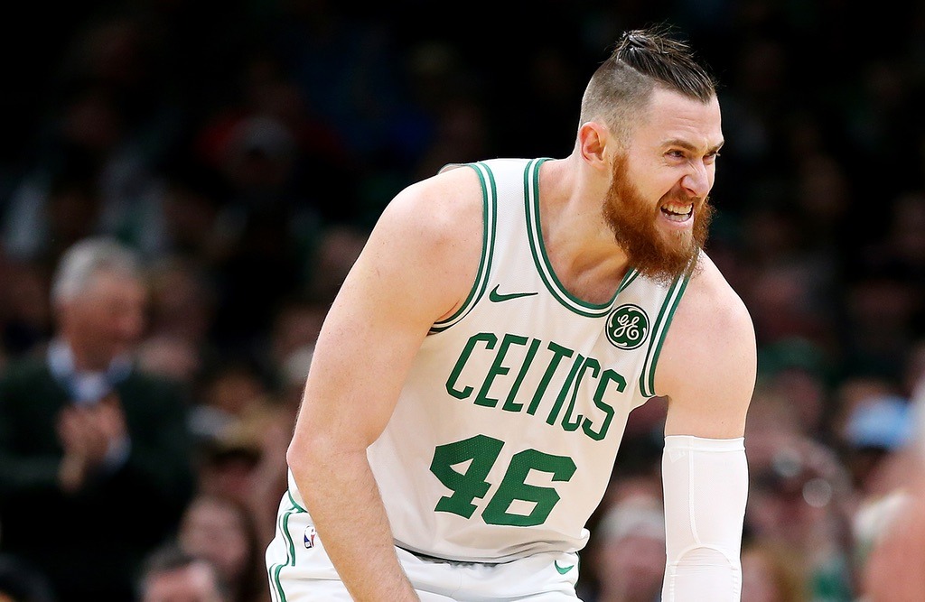 Aron Baynes, baja al menos un mes por una fractura en la mano