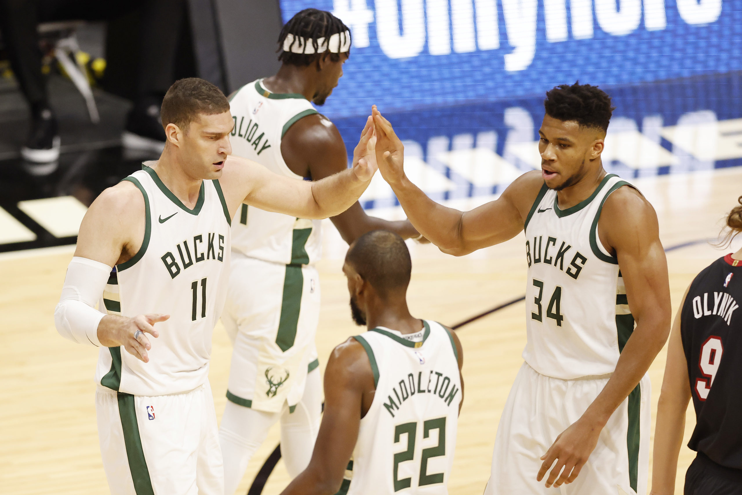 Los Bucks aplastan a los Heat y consiguen el nuevo récord de triples ...