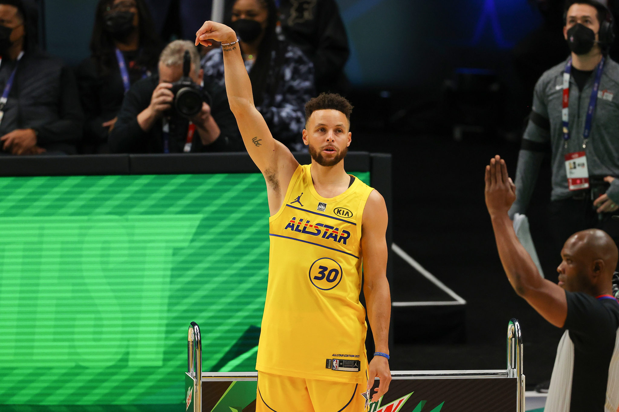 Stephen Curry revalida su título como rey del triple de la NBA