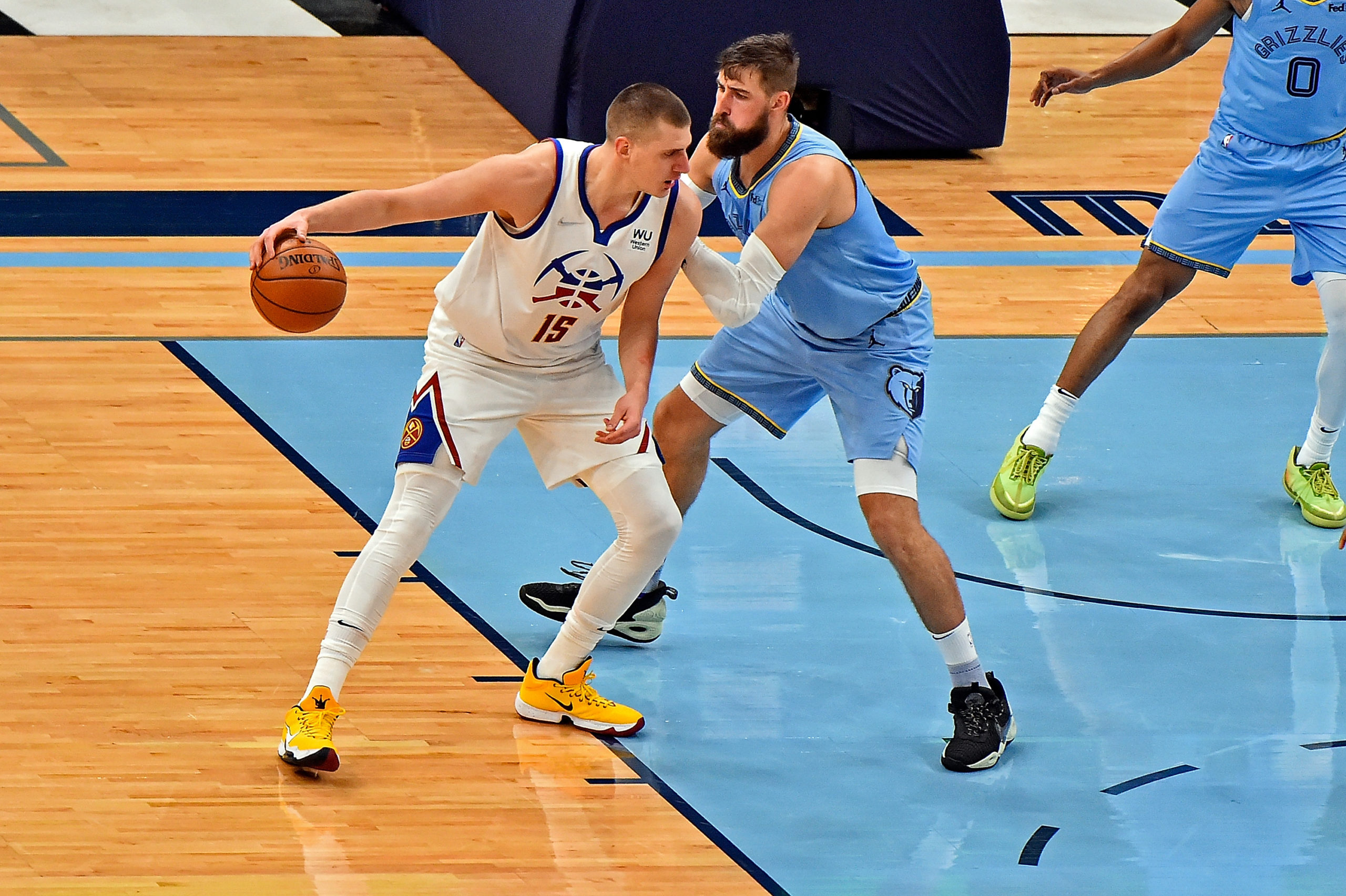 Los Nuggets consiguen un ajustado triunfo en Memphis