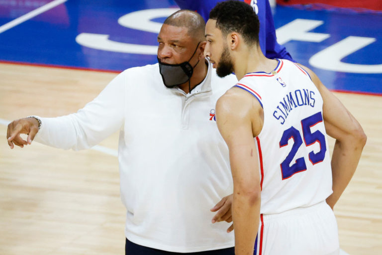 Doc Rivers sale en defensa de Ben Simmons