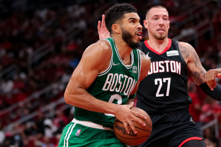 Jayson Tatum da la primera alegría a los Celtics