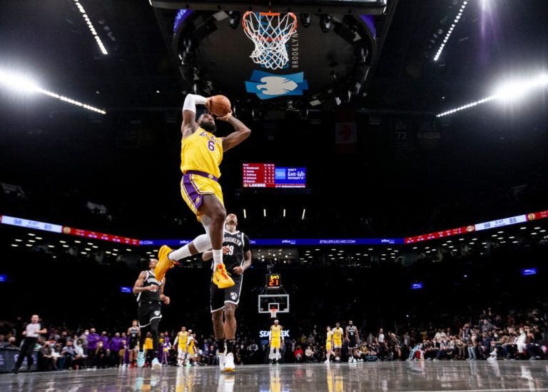 Los Lakers toman aire venciendo en Brooklyn con LeBron al mando