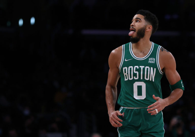 Tatum da su mejor nivel ante los Hawks