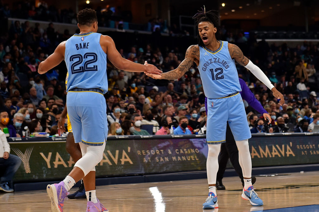 Ja Morant sorprende a Desmond Bane regalándole su premio MIP Ja Morant sorprende a Desmond Bane regalándole su premio MIP