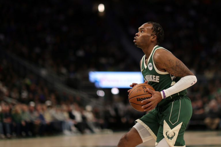 Javonte Smart firma un Exhibit 10 con los Pelicans