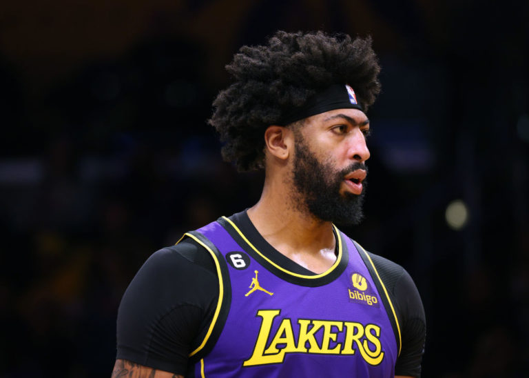 Un dominante Anthony Davis da a los Lakers su tercera victoria consecutiva