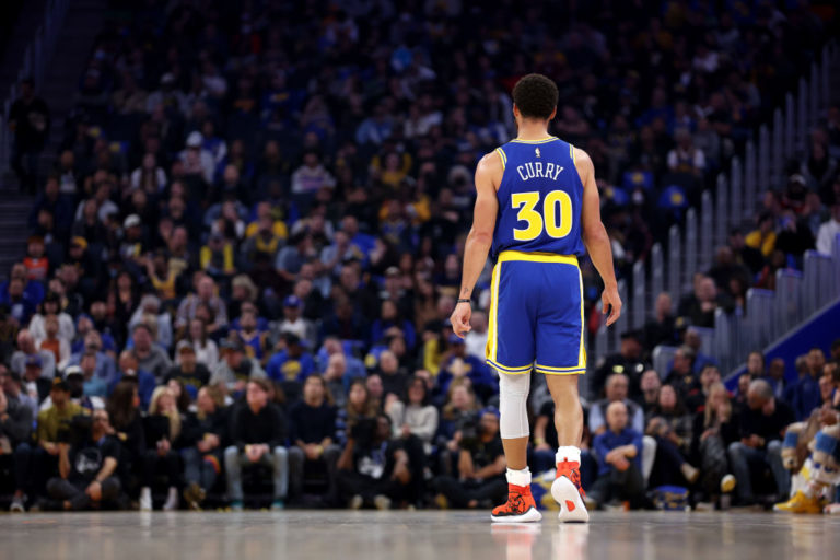 Stephen Curry ve muy lejos su retirada