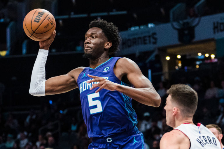 Mark Williams pasa por el quirófano