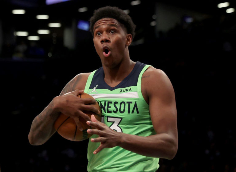 Nathan Knight firma un contrato dual con los Knicks