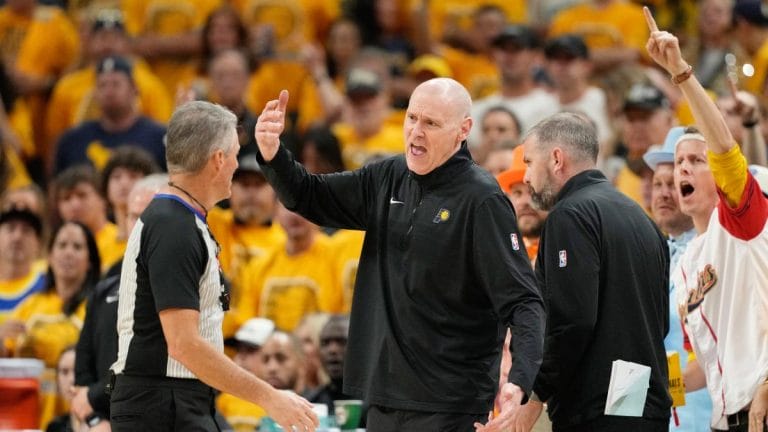 Rick Carlisle protege a Scott Foster de las críticas